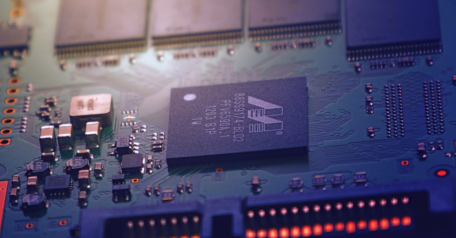 The Wall Street Journal: Chip Hacking Might Help FBI Unlock iPhones ...